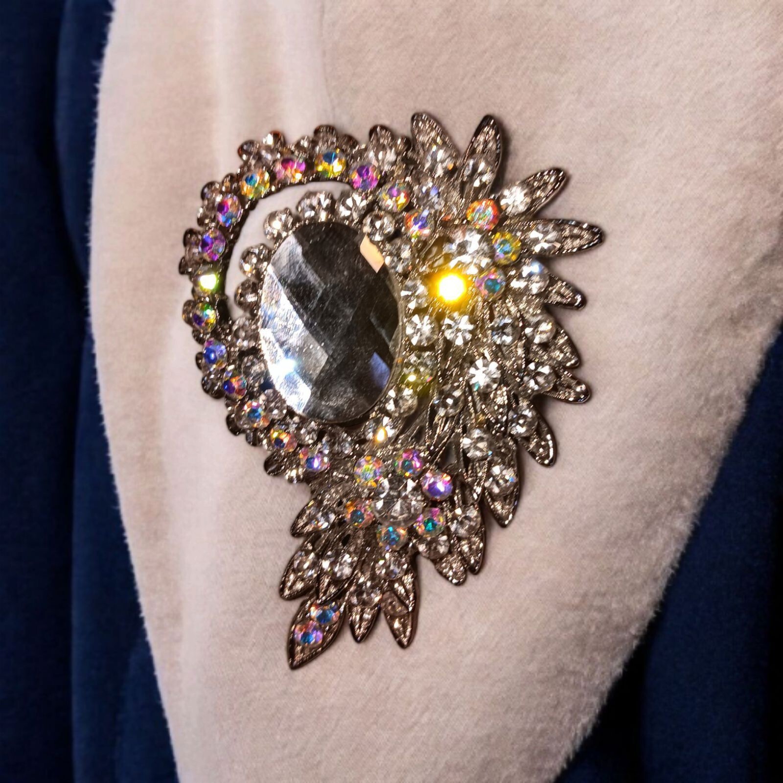 Beautiful Rhinestone Brooch With a C Clasp Clousure - Gem
