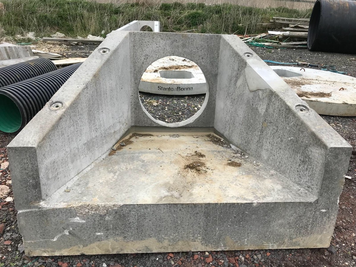 Head With Concrete Wall Drain