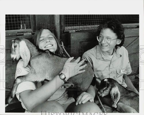 1990 Press Photo Susan Jung and Ken Fogle pet animals at Woodland Park ...