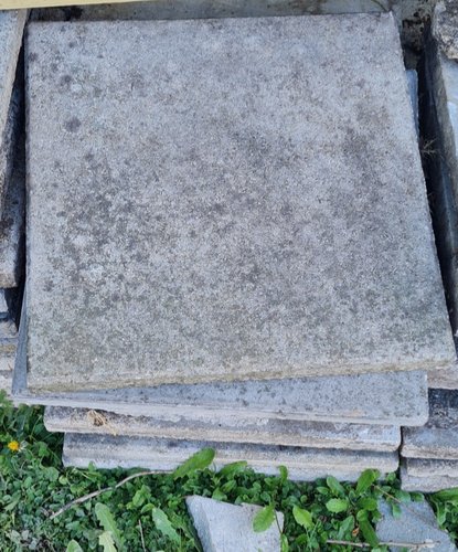 Used paving/patio slabs . Slabs are pale as seen in photos. 400mm x ...