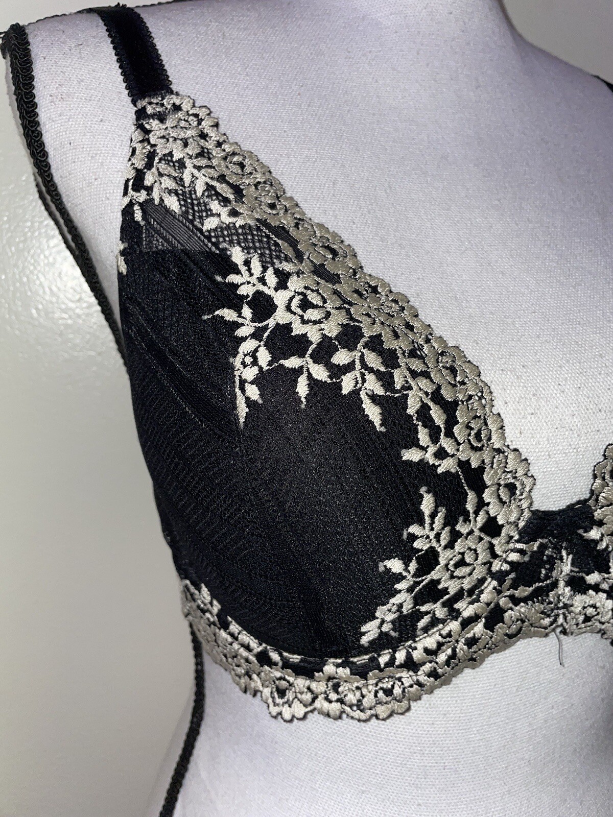 Women’s Wacoal Black Lace 32DDD Plung Bra - Gem