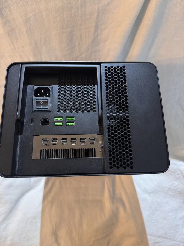 RAZER ENCLOSURE & Radeon PRO WX9100 HBM2 16 GB GPU Graphics Video Card ...