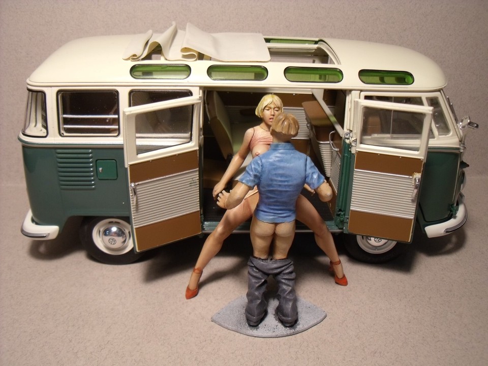 1/18 FIGURE VOLKSWAGEN COMBI MEN VROOM PAINTED FOR SCHUCO MINICHAMPS ...