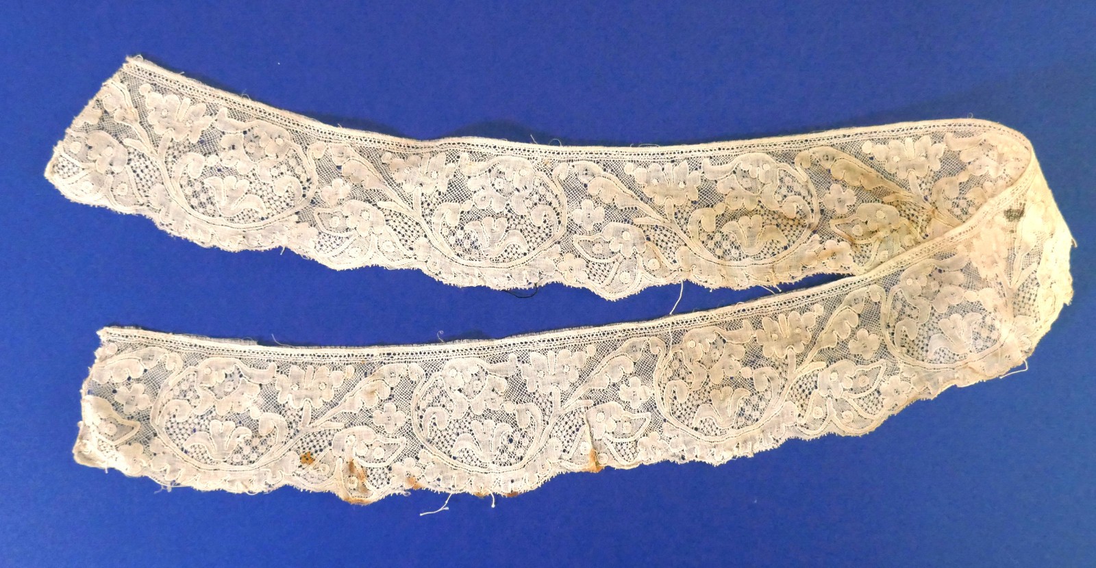 A 27" (68.5cm) LENGTH OF ANTIQUE 18th CENTURY MECHLIN LACE - 2" (5 cm ...