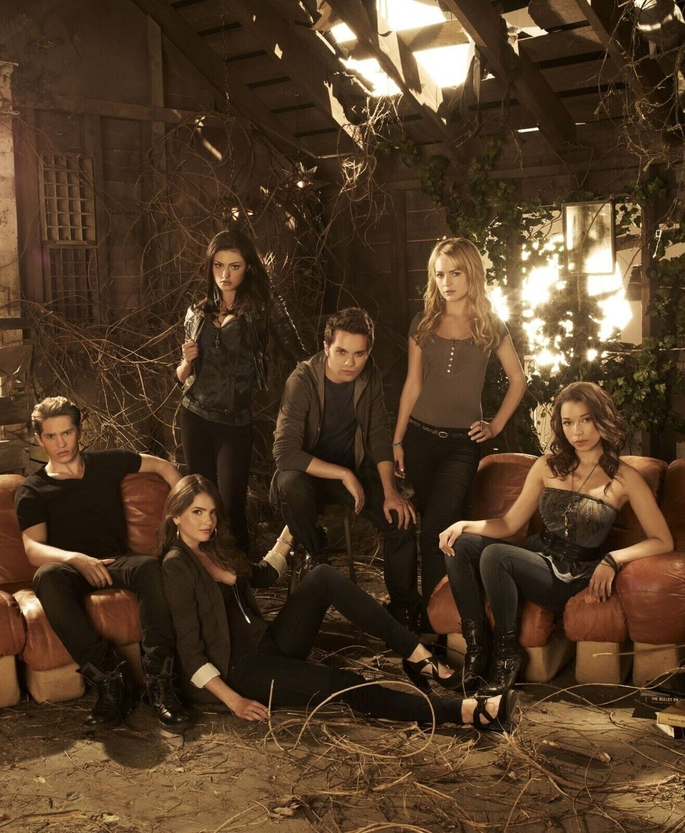Britt Robertson And Phoebe Tonkin The Secret Circle, Cassie Blake,