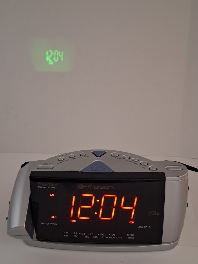 Emerson Research SmartSet CKS3528 Alarm Clock AMFM Radio Time Projector ...