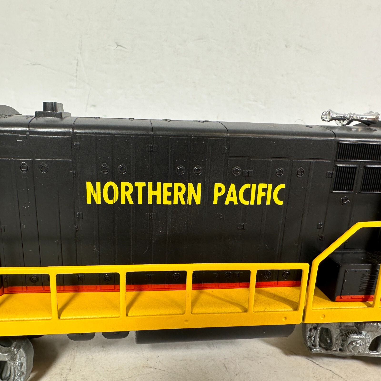 Lionel 6-8858 O Gauge Northern Pacific NP U36B Locomotive Non-Powered ...