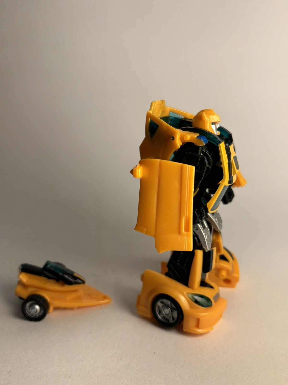 Transformers Reveal The Shield BUMBLEBEE Deluxe 2010 Hasbro Action ...