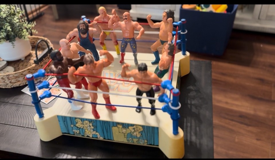 WWF Wrestling Superstars Sling 'Em-Fling 'Em Wrestling Ring w/ Box & 8 ...