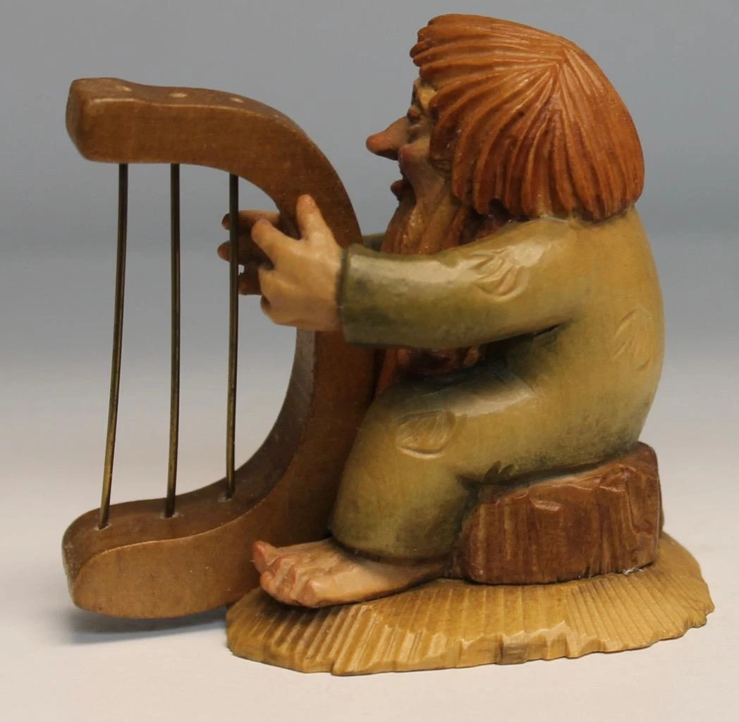 Hand Harp Player