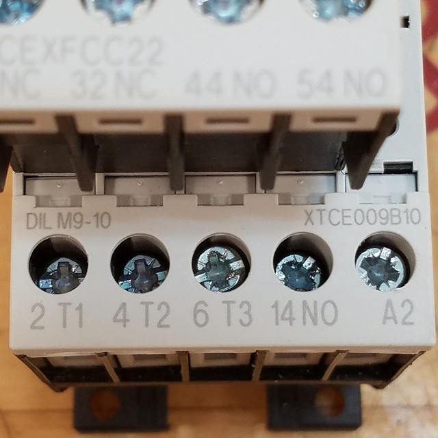 Eaton XTCE009B10 Contactor, 24VDC, 3 Pole, 1 N.O., w/ XTCEXFCC22 Aux ...