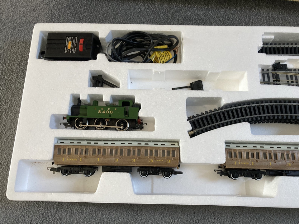 Hornby R724 Railways Suburban Passenger Train Set OO Gauge LNER No.8400 ...