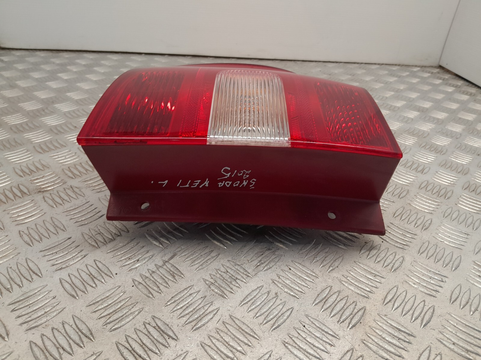 2015 SKODA YETI REAR LEFT PASSENGER SIDE TAIL LIGHT RHD GENUINE ...