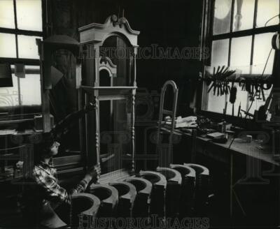 1981 Press Photo Jeff Salentine assembled a clock cabinet at Svoboda ...