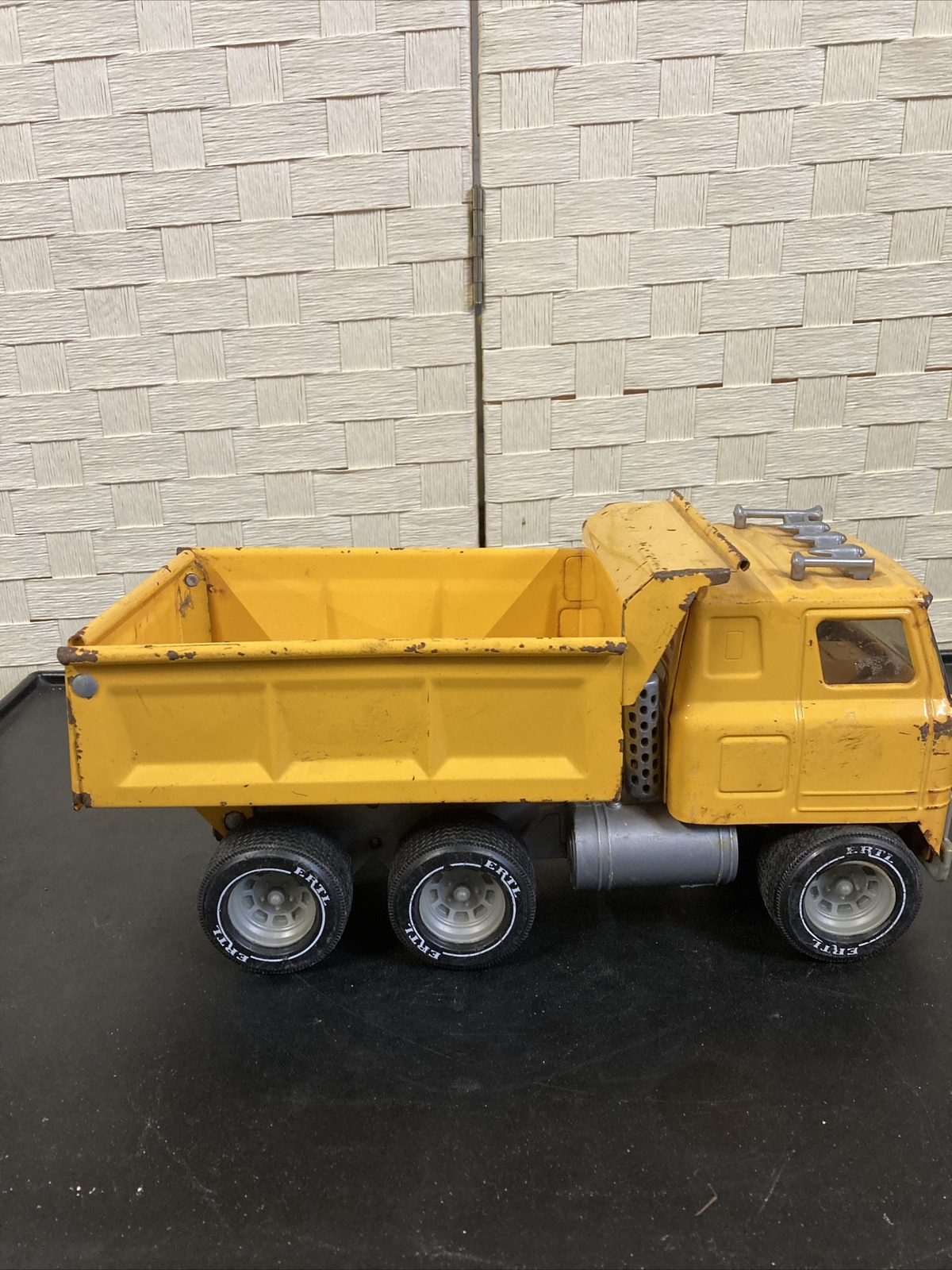VINTAGE ERTL PRESSED STEEL DUMP MASTER INTERNATIONAL TOY YELLOW TRUCK ...