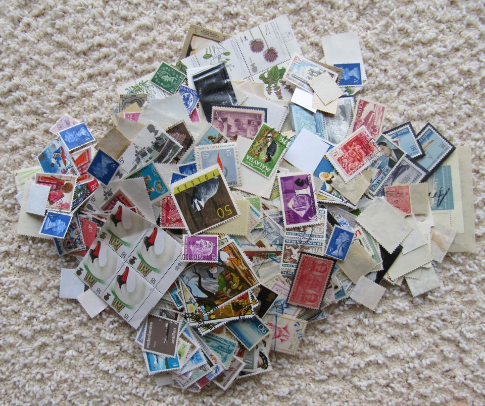 Job Lots - UK & Worldwide Stamps - Kiloware - 890g on paper + 140g off ...