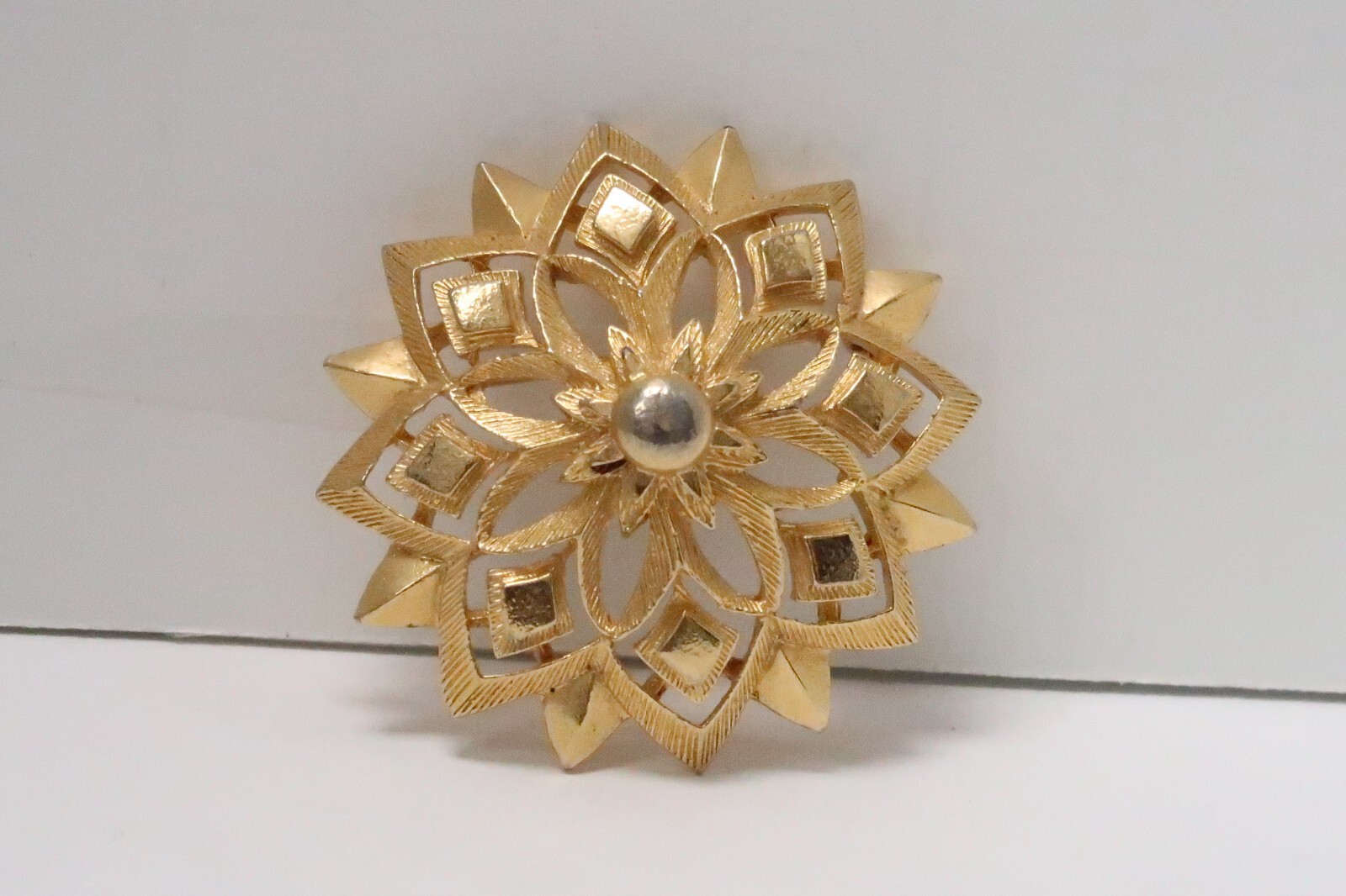 Vintage Lisner Gold Tone Domed Star Burst Pin Brooch - Gem