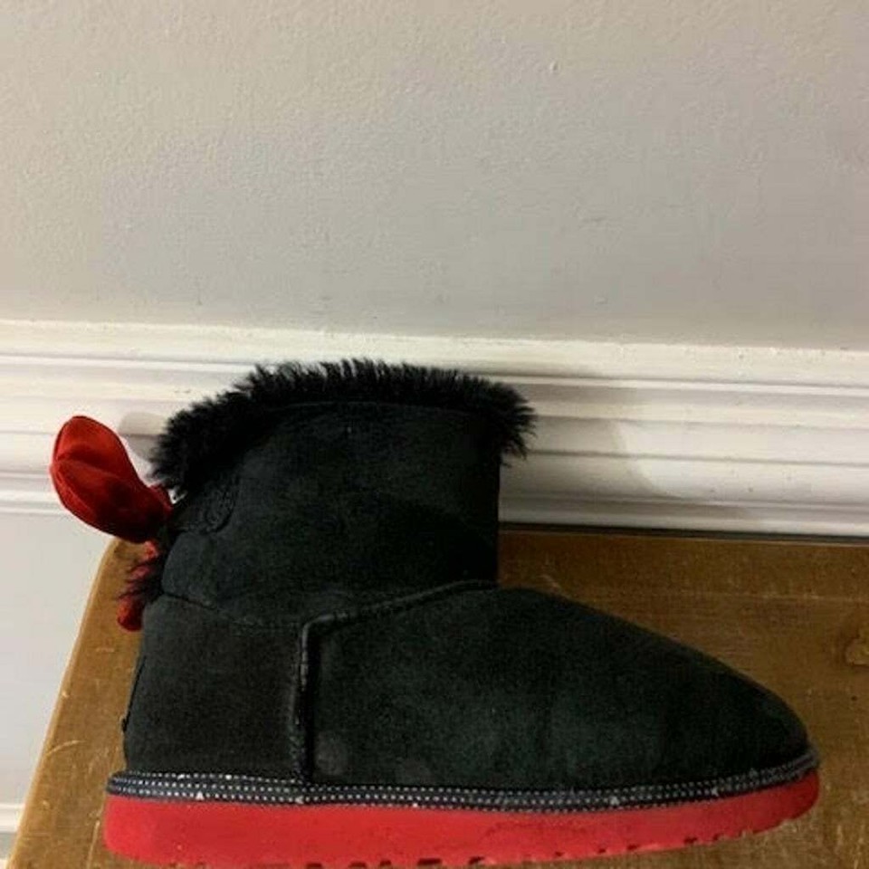 $179 UGG MINNIE MOUSE BLACK BOOTS/RED MINNIE MOUSE BOW SIZE: 8T OR BIG ...