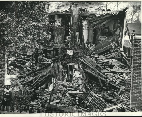 1978 Press Photo Charred remains of a house engulfed by fire after ...