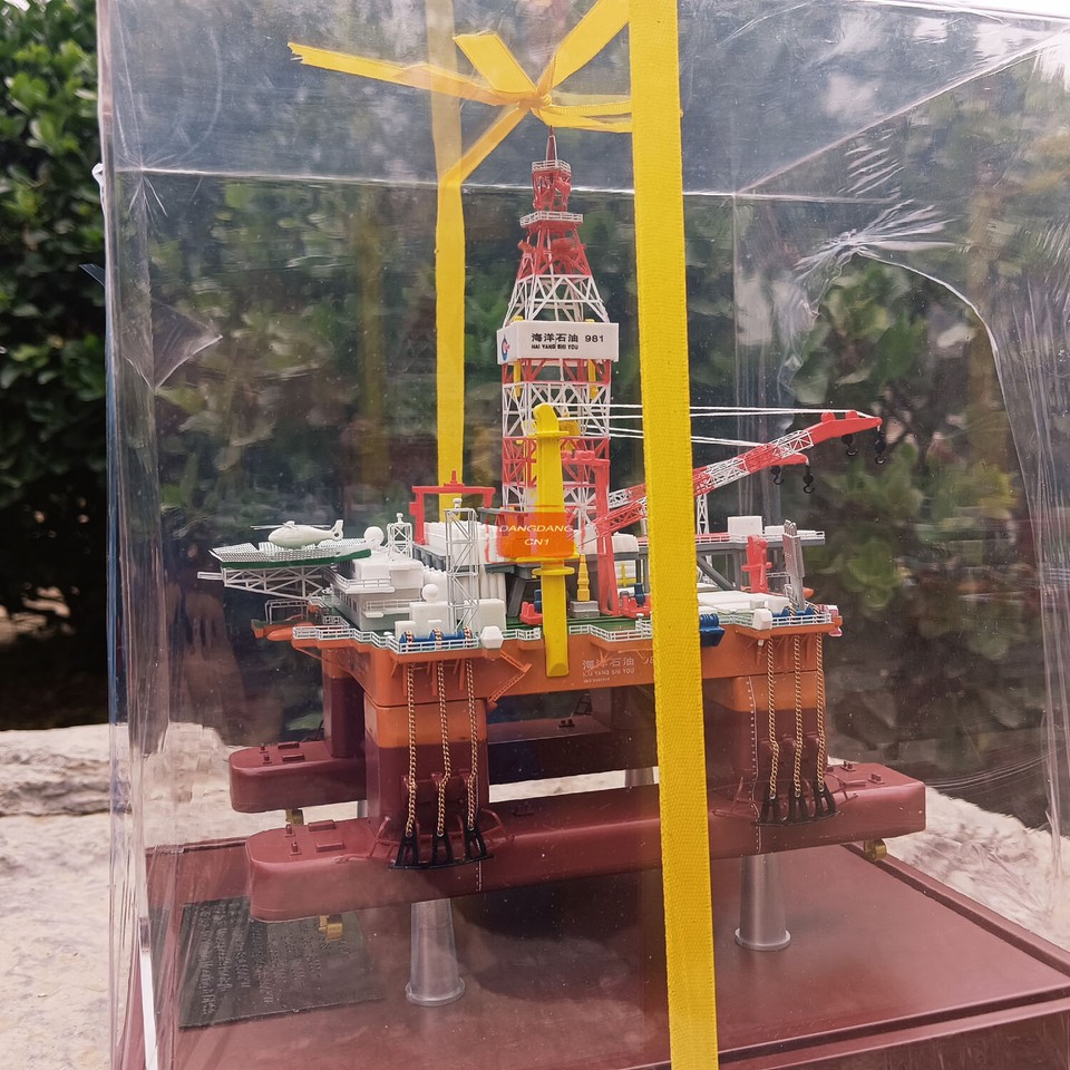 1:700 Offshore Oil 981 deepwater semi-submersible drilling rig MODEL | eBay