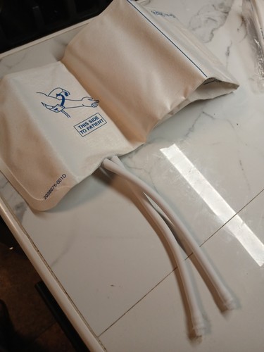 2x GE CRITIKON Ref: 2404 Soft-Cuf Blood Pressure Cuffs 23-33cm, for ...