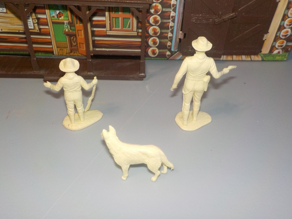 MARX FORT APACHE SUPPLY BLDG- RIP RUSTY AND RIN TIN TIN. LOWER PINS ...