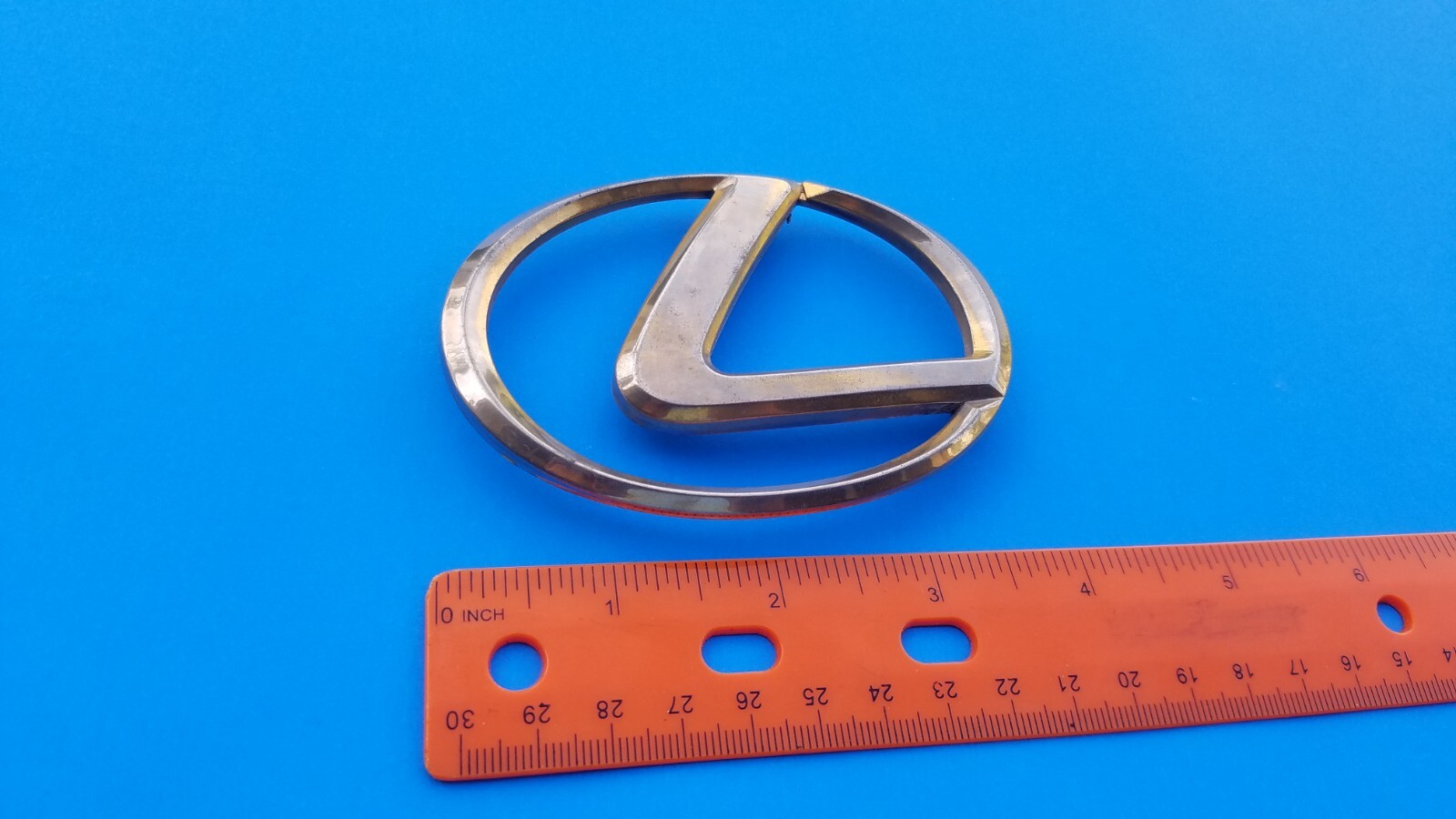 92 93 94 95 96 LEXUS ES300 REAR CENTER LID GOLD EMBLEM LOGO BADGE ...