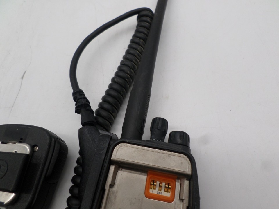 Motorola XPR 6580 ANALOG Trunking Two-Way Radio w/ Mic AAH55UCH9LB1AN ...
