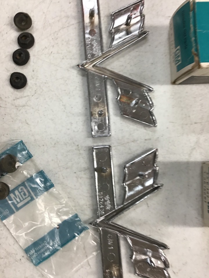 Chevrolet 1965-68 NOS Factory Metal V-Flag 427 Fender Emblems car set ...