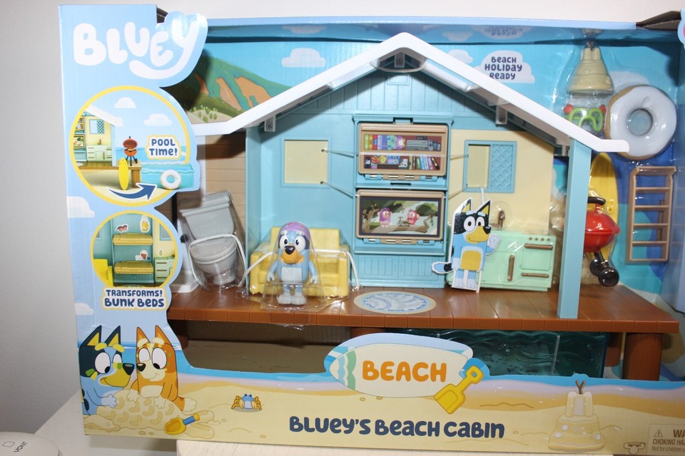 BLUEY BEACH CABIN PLAYSET WITH BLUEY FIGURE WITH GOGGLES, 10 PLAY ...