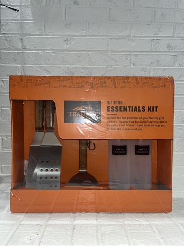 Traeger Flat Top Griddle Essentials Kit, Two Spatulas, Scraper, Squeeze ...