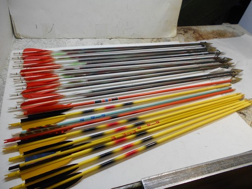 10 wood arrows most 28" 12 aluminum arrows with baer broadheads 30-1/2 ...