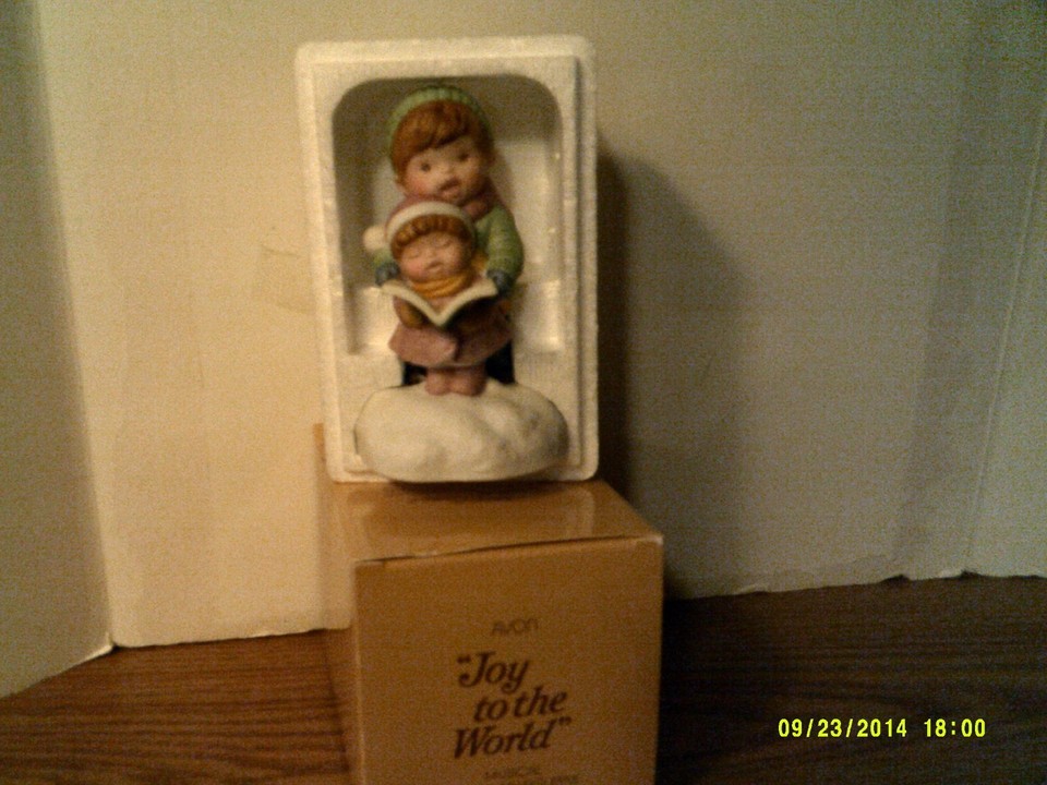 VINTAGE 1985 AVON JOY TO THE WORLD MUSICAL PORCELAIN FIGURINE-NIB-FREE ...