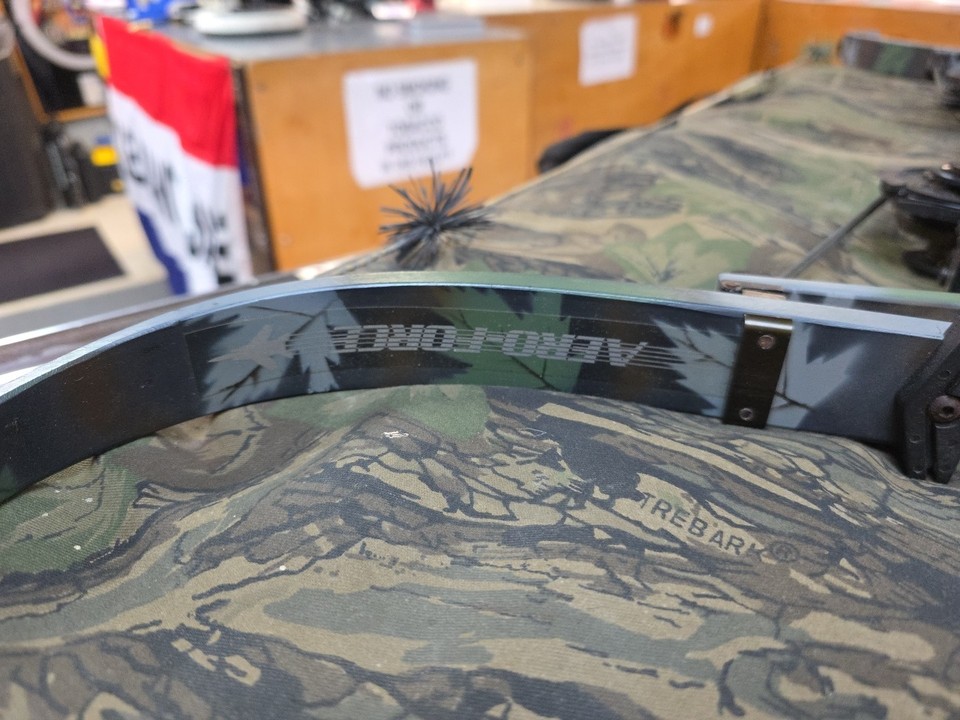 VINTAGE Oneida Eagle Aero-Force RH Bow 60-80# COMPOUND BOW & case ...