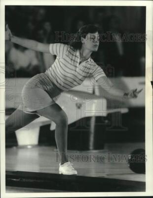1984 Press Photo Ladies Pro Bowler Cindy Coburn throws ball down alley ...
