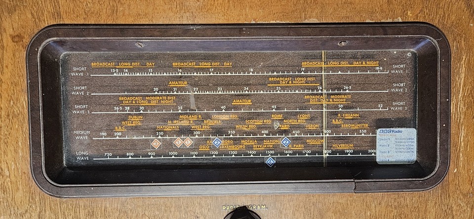 Vintage 1947 Marconi Radiogram, Veneered wood, Separate Philips Auto ...