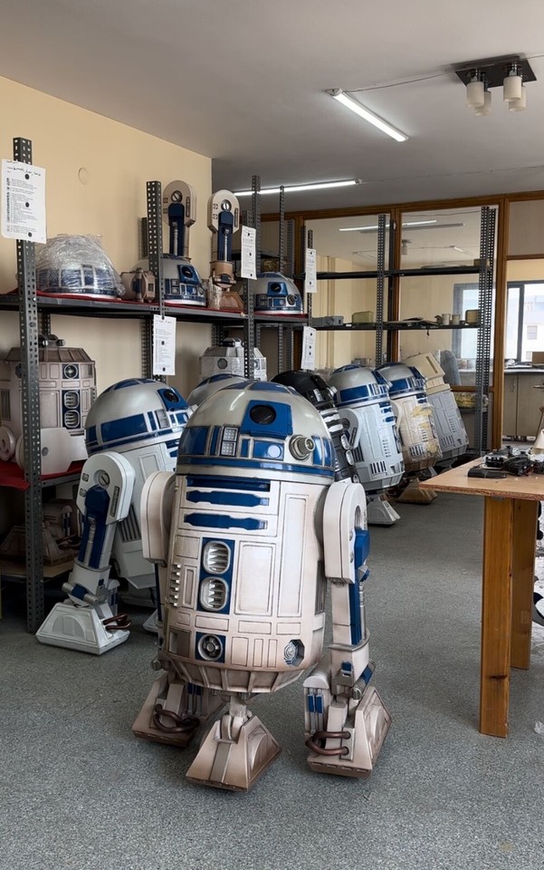 Custom R2-D2 –Remote Controlled Life Size Collectible Star Wars ...
