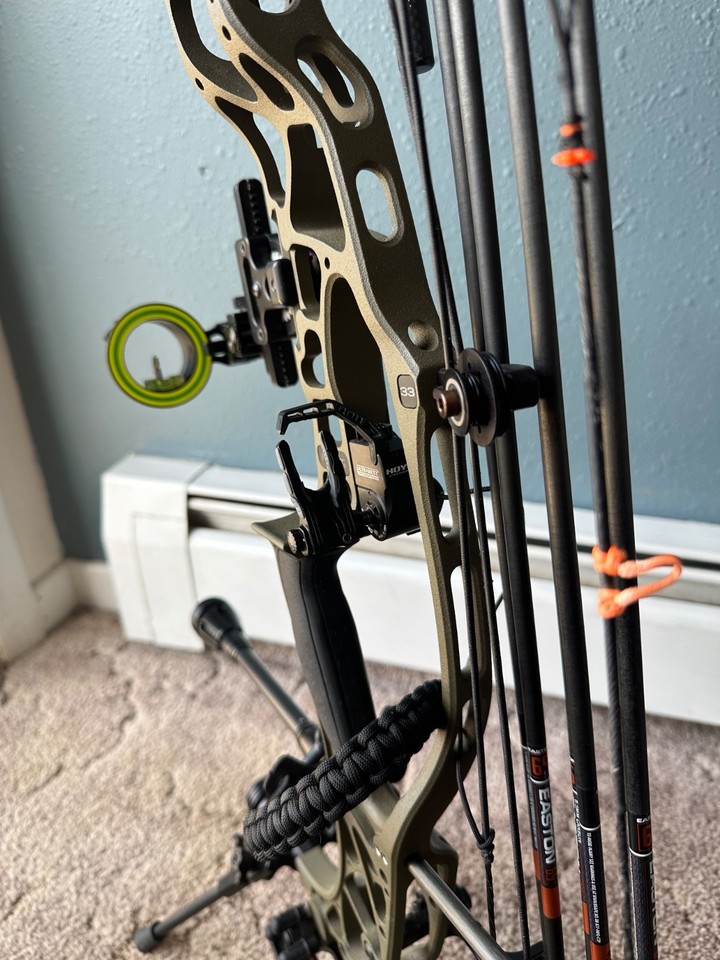 Hoyt Alpha X 33, 50-60#, 27 3/4 Draw, Wilderness, Brand New Strings ...
