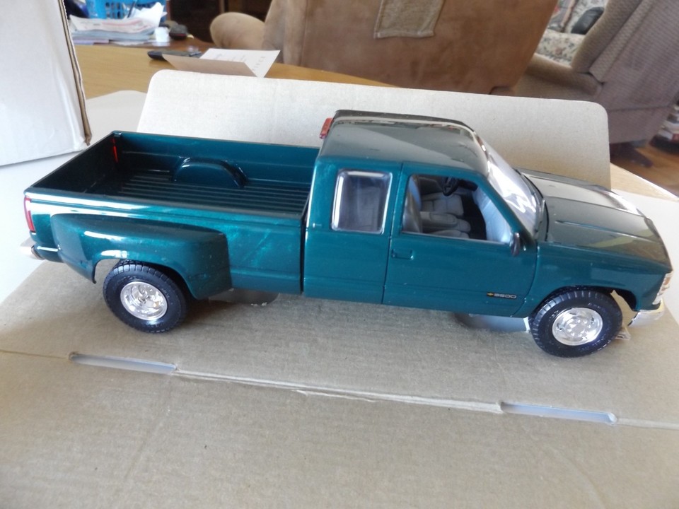 Promo Car 1997 Chevrolet C-3500 Dually, Emerald Green, 1/25 AMT-ERTL ...