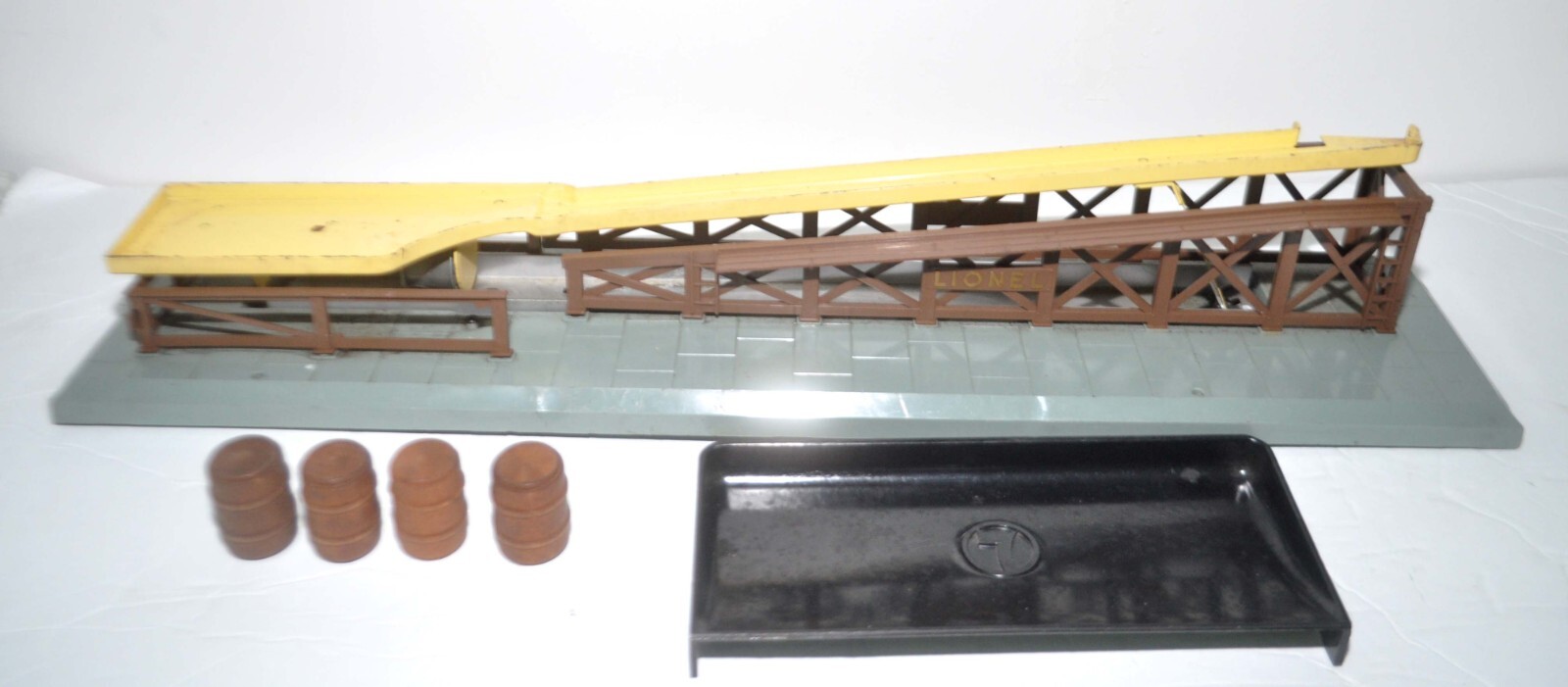 Lionel Post War Operating #362 Barrel Loader w/ Accessories | eBay