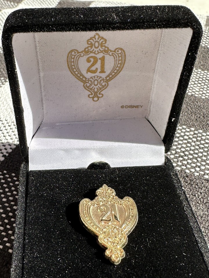 Disney 21 Royal Exclusive Pin - Bag - Collectible RARE - Disneyland | eBay