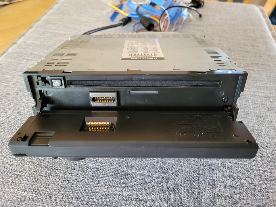 Alpine CDA-105 Classic In-dash CD Radio Receiver iPod MP3 USB Aux ...