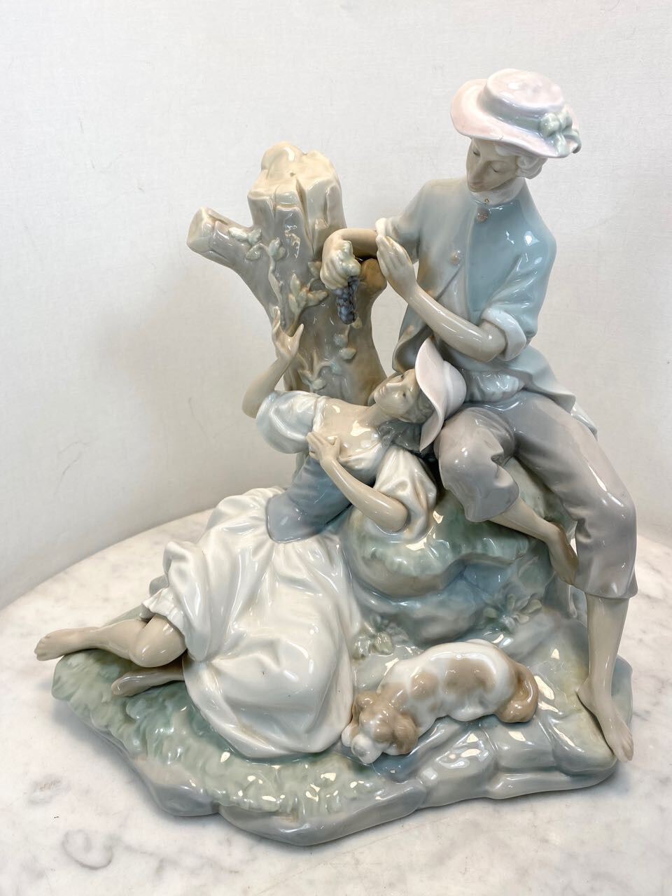 Large LLADRO Romantic Couple Lovers Eat Feeding Grapes. Pastoral Group ...