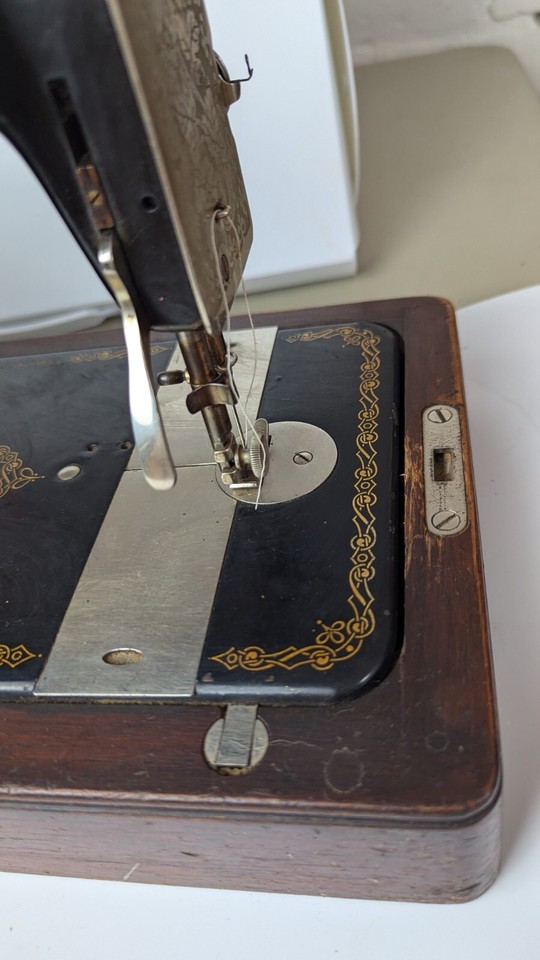 VTG 1930s Singer Sewing Machine Black With Wood Case AE520425 UNTESTED ...