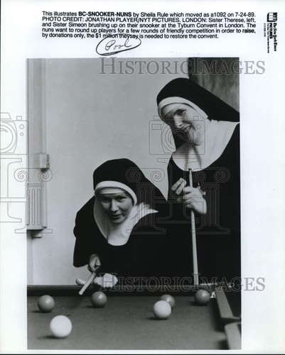 1989 Press Photo Nuns brush up on their pool game at the Tyburn Convent ...
