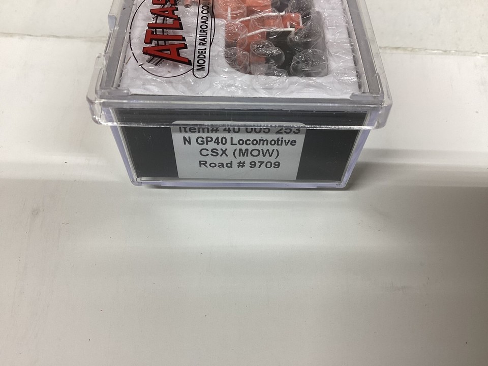 Atlas #40 005 253 N scale “CSX (MOW” GP40 diesel locomotive with lights ...