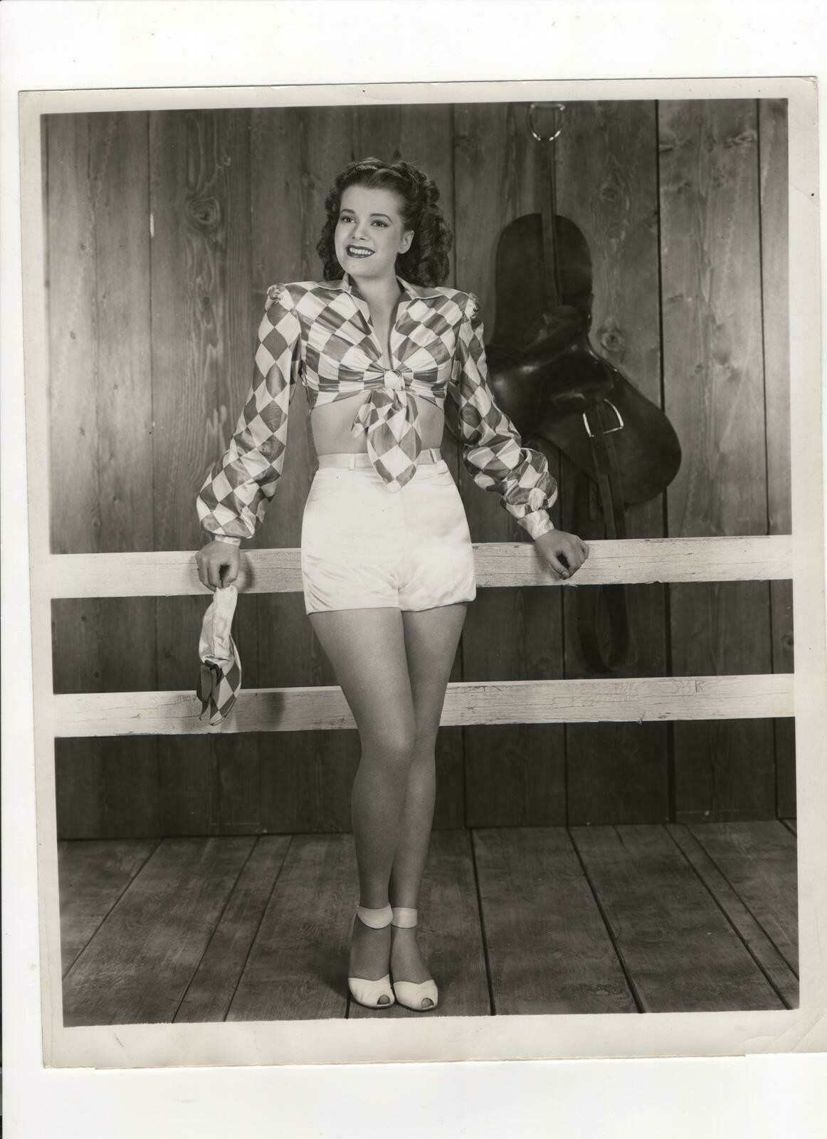 JANIS PAIGE ALLURING CHEESECAKE POSE PIN-UP SMILE PORTRAIT 1940s PHOTO ...