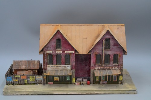 Bar & Pawn Shop w/ Fenced Yard 'Diorama' - HO/1:87 - Professionally ...