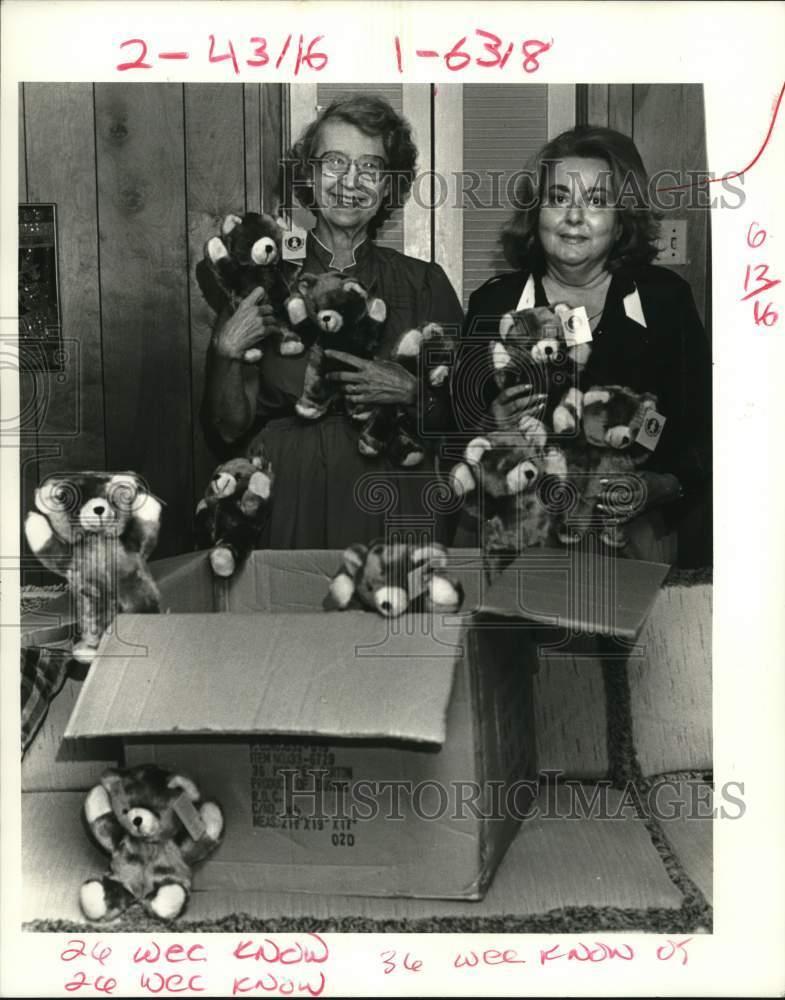 1987 Press Photo Eleanor Todd and Dolores Plakotos with a box of teddy ...