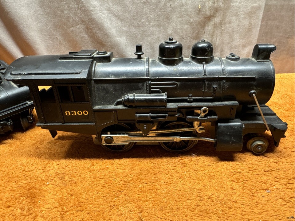 X•Vintage Lionel Train Set. Includes Engine, Caboose, 3 Additional Cars ...